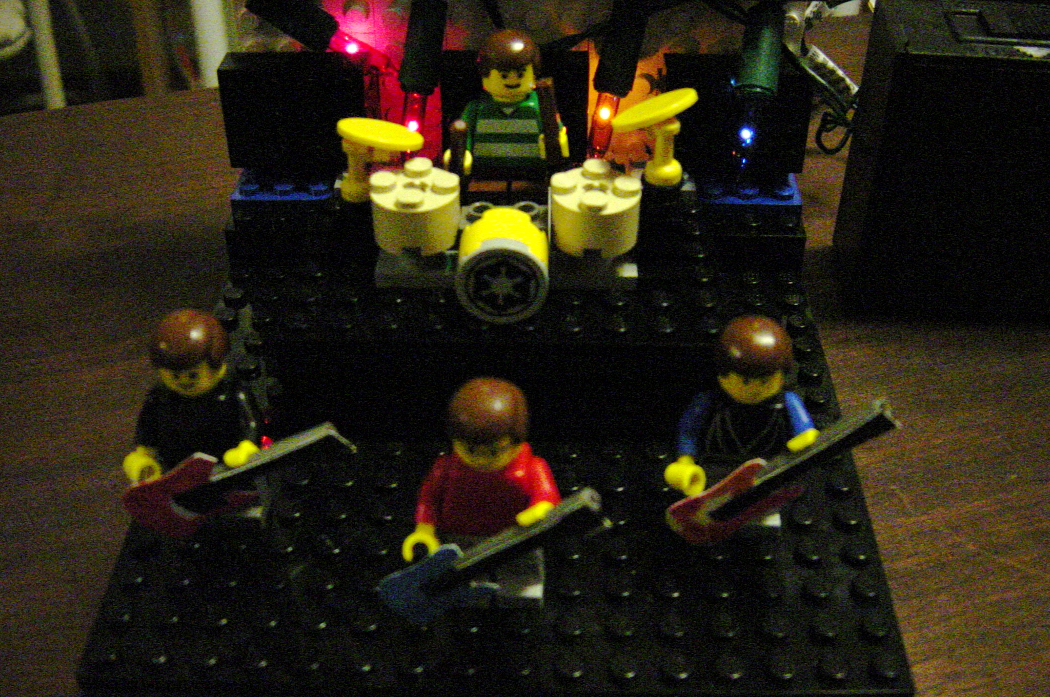 Weezer Performance Stage at Key Arena Nov. 2001 LEGO MOC – Dynamic Subspace